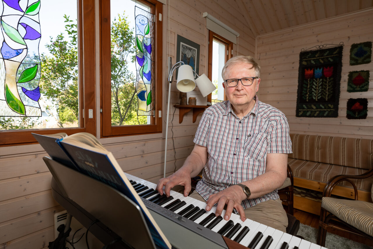Matemaatikko innostui musiikista ja kirjoittamisesta | Rauhan Tervehdys