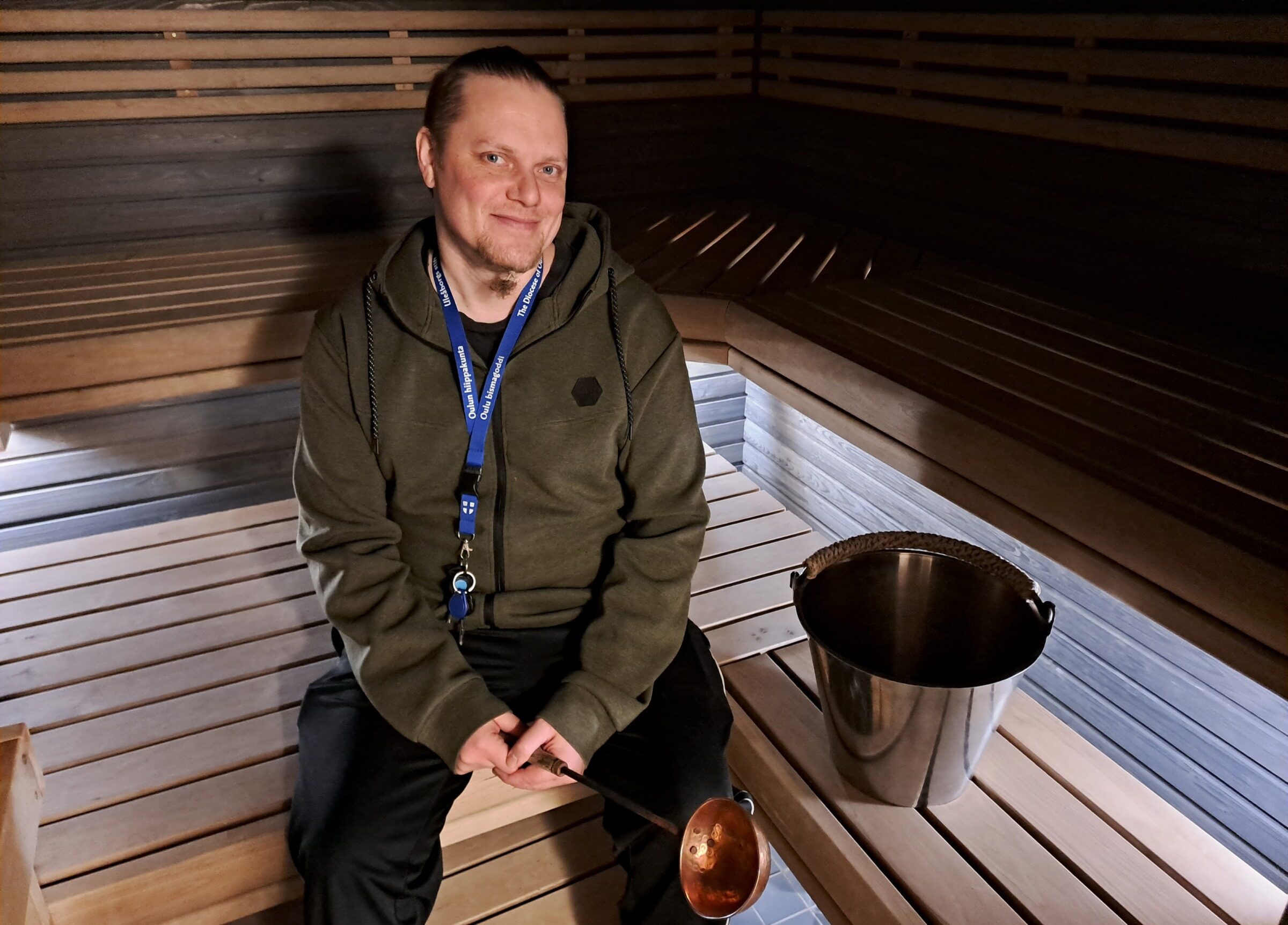 Sauna lämpiää miehille Lämsänjärvellä | Rauhan Tervehdys